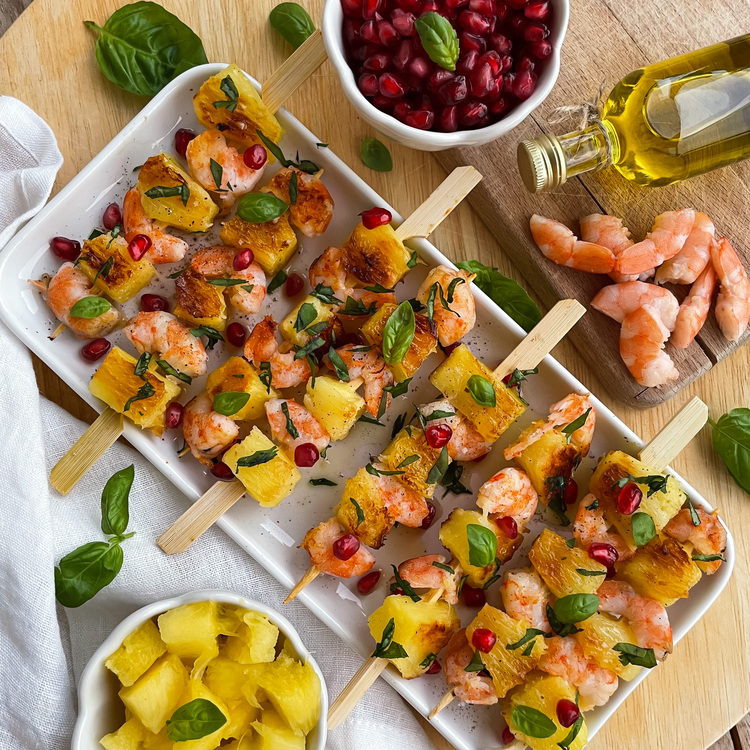 Brochettes de crevettes, ananas et basilic